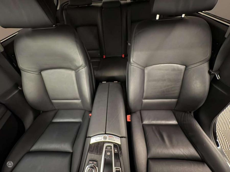 Black BMW 730 2012 in Marijampole, with an engine capacity of 2.99 L and mileage of 270 thousand km for 11450 €, photo 11 on AUTOMOTO.COM.LV