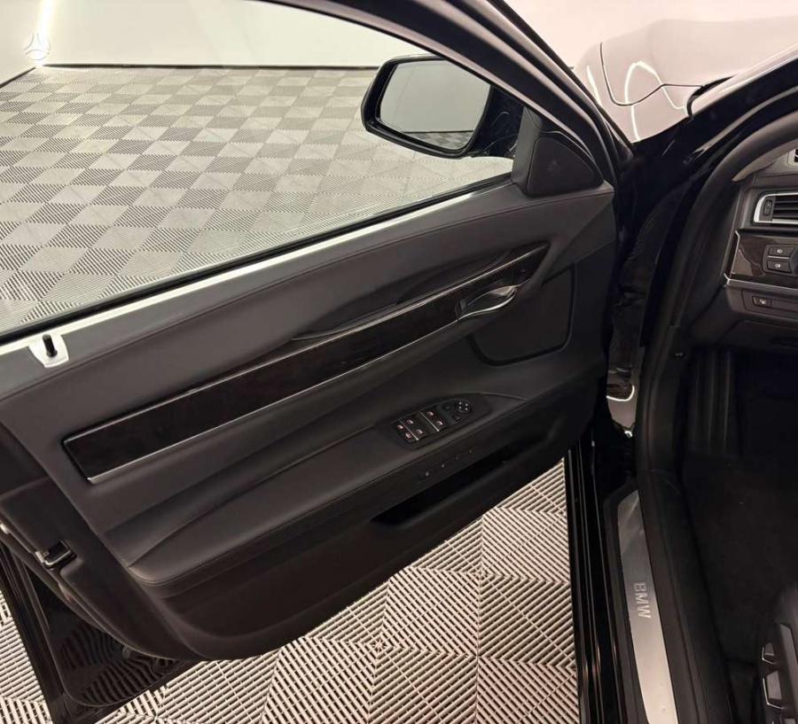 Black BMW 730 2012 in Marijampole, with an engine capacity of 2.99 L and mileage of 270 thousand km for 11450 €, photo 14 on AUTOMOTO.COM.LV