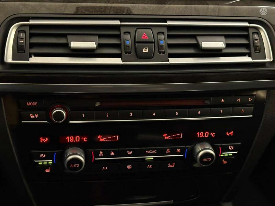 Black BMW 730 2012 in Marijampole, with an engine capacity of 2.99 L and mileage of 270 thousand km for 11450 €, photo 27 on AUTOMOTO.COM.LV