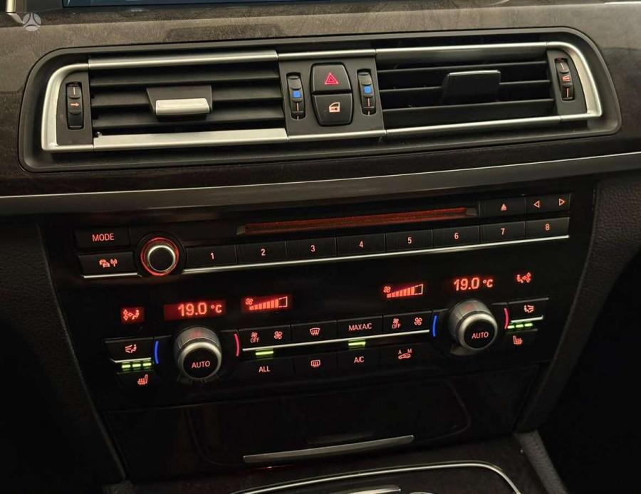 Melns BMW 730 2012 Marijampole, ar dzinēja tilpumu 2.99 L un nobraukumu 270 tūkst. km par 10999 €, foto 12 vietnē AUTOMOTO.COM.LV