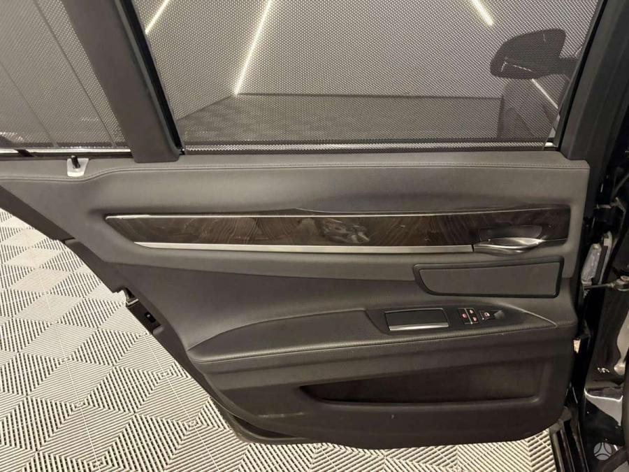 Melns BMW 730 2012 Marijampole, ar dzinēja tilpumu 2.99 L un nobraukumu 270 tūkst. km par 10999 €, foto 25 vietnē AUTOMOTO.COM.LV