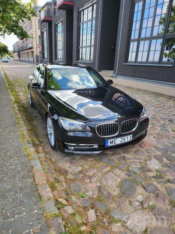Black BMW 730 2012 in Riga, with an engine capacity of 3.00 L and mileage of 162 thousand km for 16000 €, photo 1 on AUTOMOTO.COM.LV