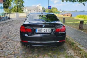 Black BMW 730 2012 in Riga, with an engine capacity of 3.00 L and mileage of 162 thousand km for 16000 €, photo 5 on AUTOMOTO.COM.LV