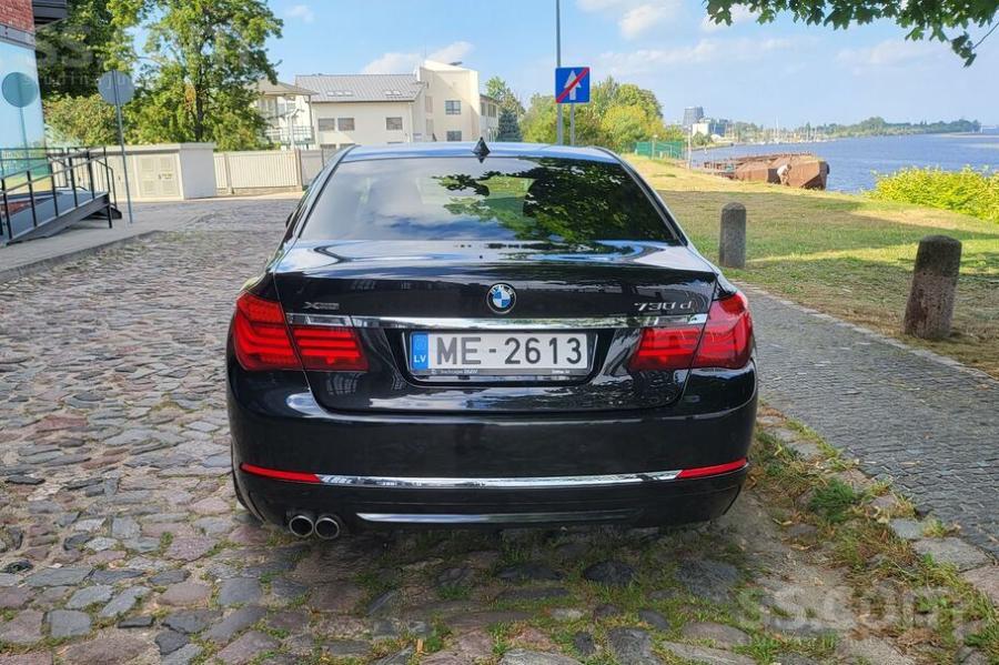 Black BMW 730 2012 in Riga, with an engine capacity of 3.00 L and mileage of 162 thousand km for 16000 €, photo 5 on AUTOMOTO.COM.LV