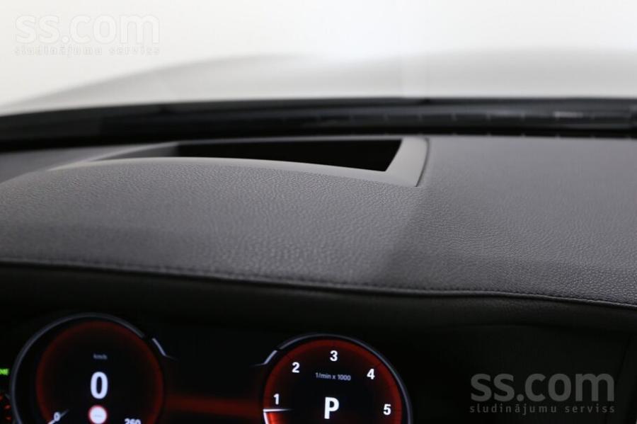 Black BMW 730 2012 in Riga, with an engine capacity of 3.00 L and mileage of 162 thousand km for 16000 €, photo 9 on AUTOMOTO.COM.LV