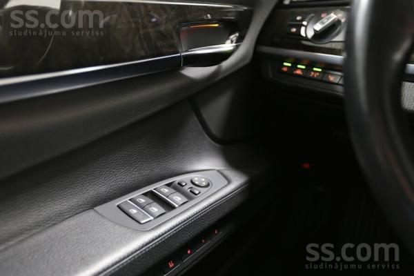 Black BMW 730 2012 in Riga, with an engine capacity of 3.00 L and mileage of 162 thousand km for 16000 €, photo 10 on AUTOMOTO.COM.LV