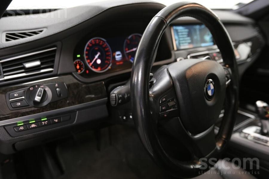 Black BMW 730 2012 in Riga, with an engine capacity of 3.00 L and mileage of 162 thousand km for 16000 €, photo 12 on AUTOMOTO.COM.LV
