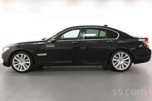 Black BMW 730 2012 in Riga, with an engine capacity of 3.00 L and mileage of 162 thousand km for 16000 €, photo 13 on AUTOMOTO.COM.LV
