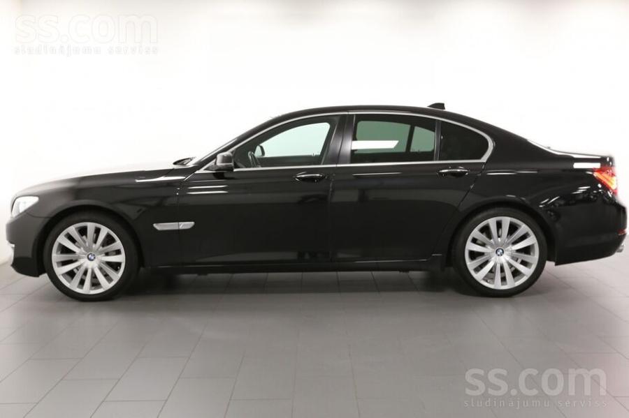 Black BMW 730 2012 in Riga, with an engine capacity of 3.00 L and mileage of 162 thousand km for 16000 €, photo 13 on AUTOMOTO.COM.LV