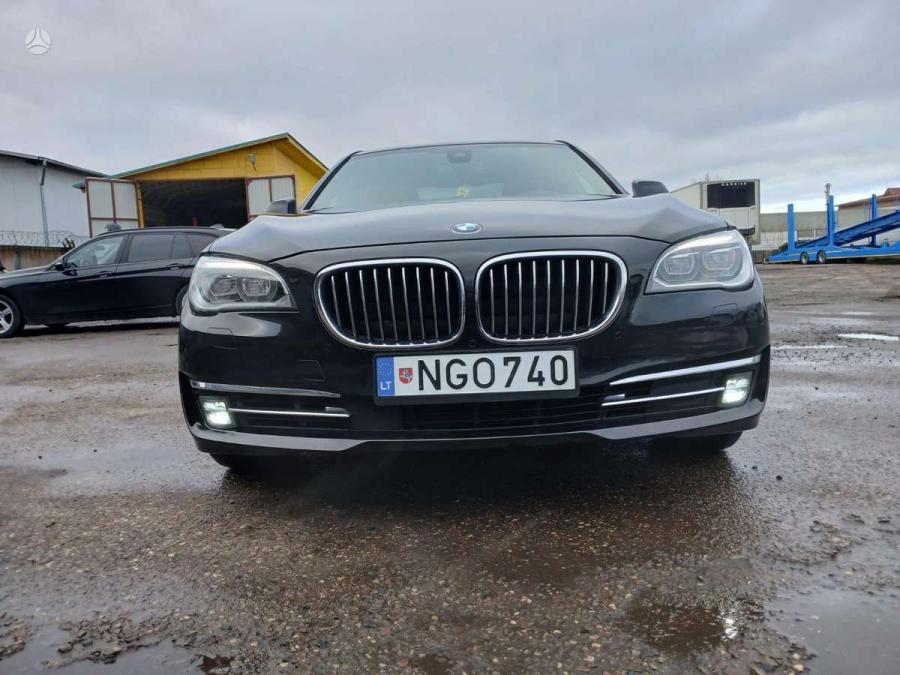 Black BMW 730 2013 in Vilnius, with an engine capacity of 2.99 L and mileage of 2958 thousand km for 19900 €, photo 4 on AUTOMOTO.COM.LV