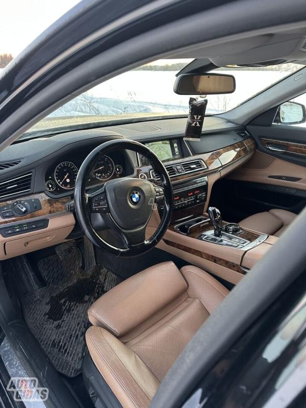 Melns BMW 730 2013 Viļņa, ar dzinēja tilpumu 3.00 L un nobraukumu 292 tūkst. km par 14000 €, foto 10 vietnē AUTOMOTO.COM.LV