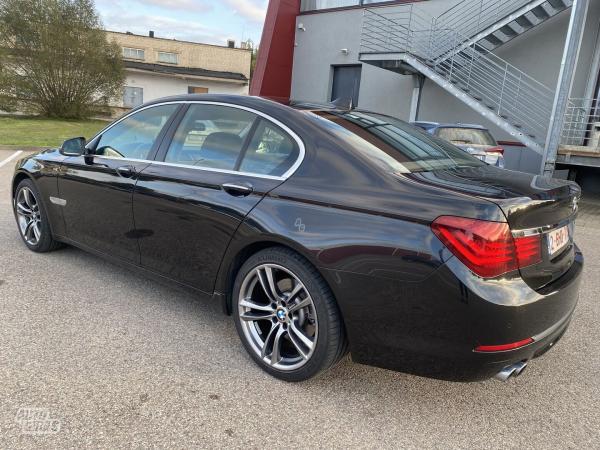 Black BMW 730 2013 in Utena, with an engine capacity of 3.00 L and mileage of 231 thousand km for 15400 €, photo 5 on AUTOMOTO.COM.LV