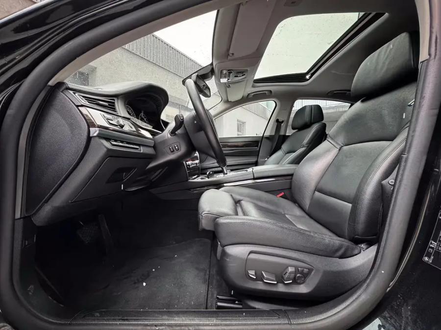 Black BMW 730 2013 in Riga, with an engine capacity of 3.00 L and mileage of 250 thousand km for 100 €, photo 6 on AUTOMOTO.COM.LV