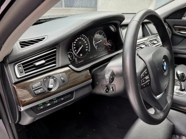 Black BMW 730 2013 in Riga, with an engine capacity of 3.00 L and mileage of 250 thousand km for 100 €, photo 6 on AUTOMOTO.COM.LV