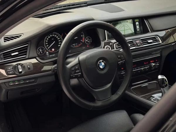 Black BMW 730 2013 in Riga, with an engine capacity of 3.00 L and mileage of 250 thousand km for 100 €, photo 7 on AUTOMOTO.COM.LV