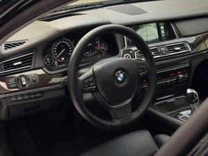 Black BMW 730 2013 in Riga, with an engine capacity of 3.00 L and mileage of 250 thousand km for 100 €, photo 8 on AUTOMOTO.COM.LV