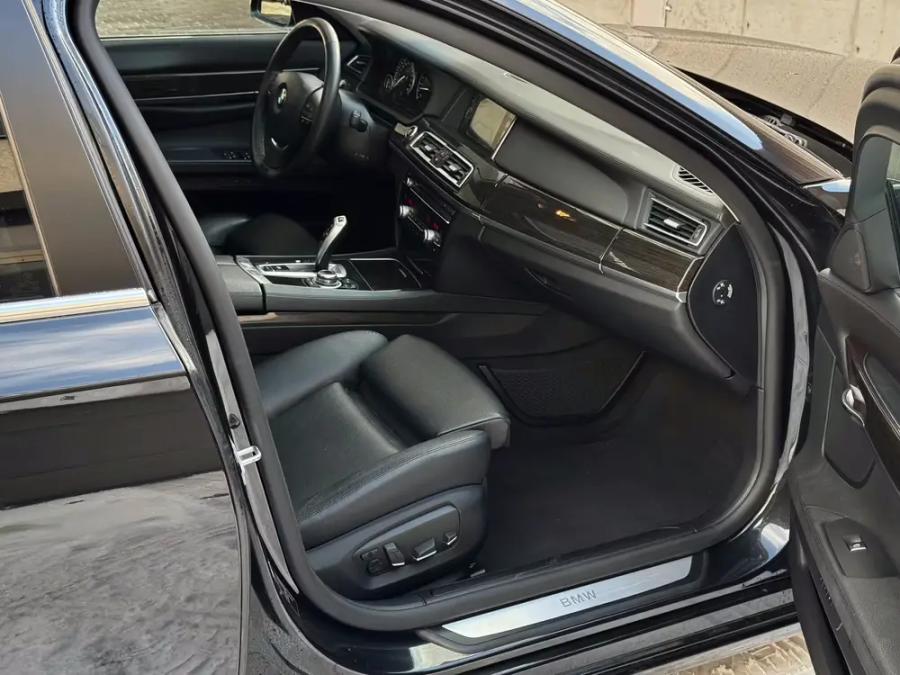 Black BMW 730 2013 in Riga, with an engine capacity of 3.00 L and mileage of 250 thousand km for 100 €, photo 9 on AUTOMOTO.COM.LV