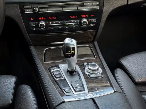 Black BMW 730 2013 in Riga, with an engine capacity of 3.00 L and mileage of 250 thousand km for 100 €, photo 9 on AUTOMOTO.COM.LV