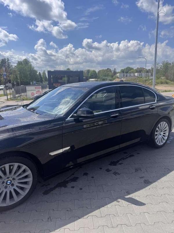 Black BMW 730 2013 in Kaunas, with an engine capacity of 2.99 L and mileage of 300 thousand km for 10950 €, photo 8 on AUTOMOTO.COM.LV