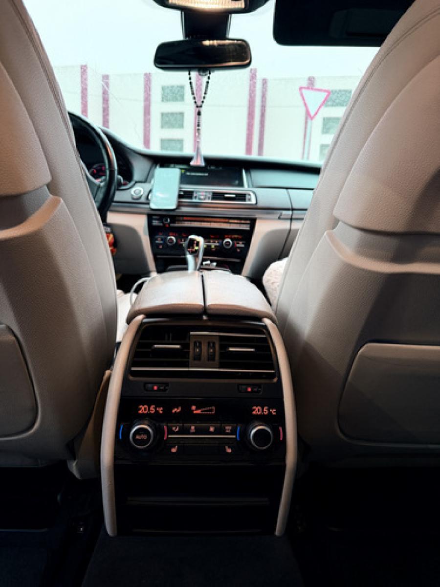 Black BMW 730 2013 in Tallinn, with an engine capacity of 3.00 L and mileage of 227 thousand km for 15800 €, photo 8 on AUTOMOTO.COM.LV