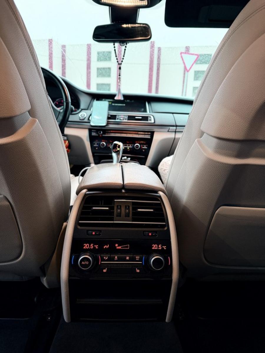 Black BMW 730 2013 in Tallinn, with an engine capacity of 3.00 L and mileage of 227 thousand km for 15800 €, photo 16 on AUTOMOTO.COM.LV