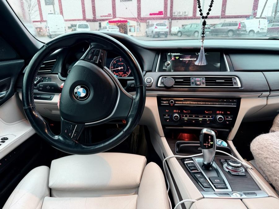 Black BMW 730 2013 in Tallinn, with an engine capacity of 3.00 L and mileage of 227 thousand km for 15800 €, photo 17 on AUTOMOTO.COM.LV