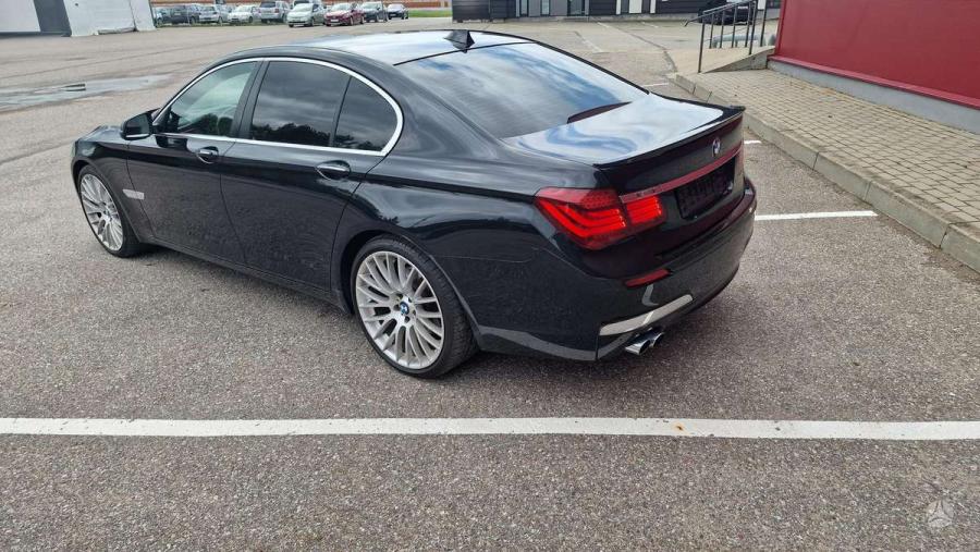Black BMW 730 2013 in Kaunas, with an engine capacity of 2.99 L and mileage of 286 thousand km for 13450 €, photo 5 on AUTOMOTO.COM.LV