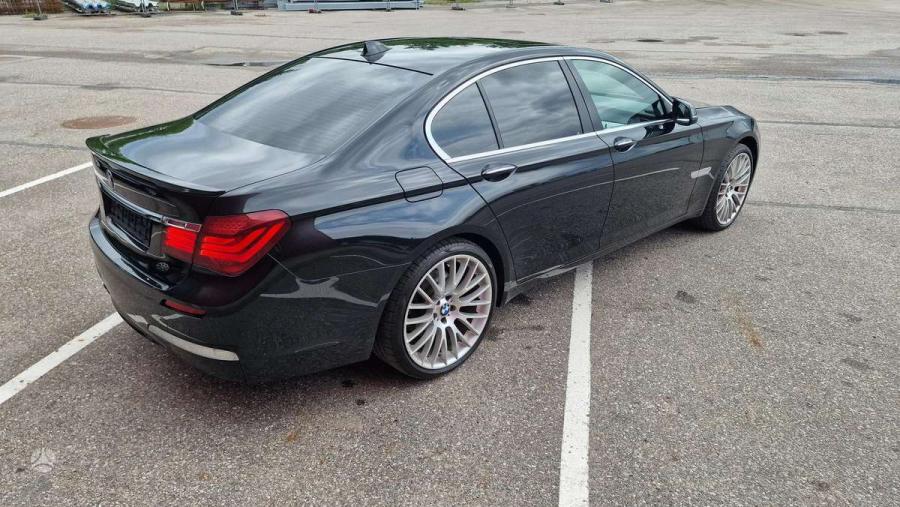 Black BMW 730 2013 in Kaunas, with an engine capacity of 2.99 L and mileage of 286 thousand km for 13450 €, photo 6 on AUTOMOTO.COM.LV