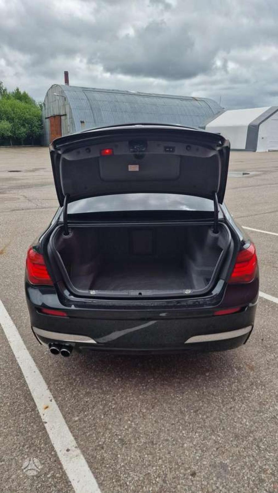 Black BMW 730 2013 in Kaunas, with an engine capacity of 2.99 L and mileage of 286 thousand km for 13450 €, photo 7 on AUTOMOTO.COM.LV