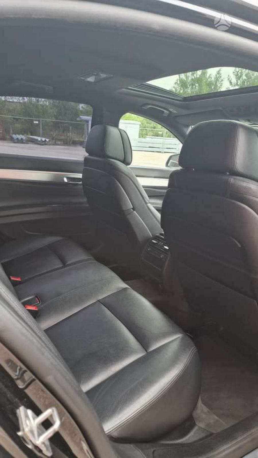 Black BMW 730 2013 in Kaunas, with an engine capacity of 2.99 L and mileage of 286 thousand km for 13450 €, photo 9 on AUTOMOTO.COM.LV