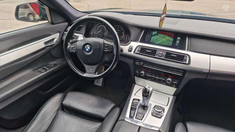 Black BMW 730 2013 in Kaunas, with an engine capacity of 2.99 L and mileage of 286 thousand km for 13450 €, photo 10 on AUTOMOTO.COM.LV