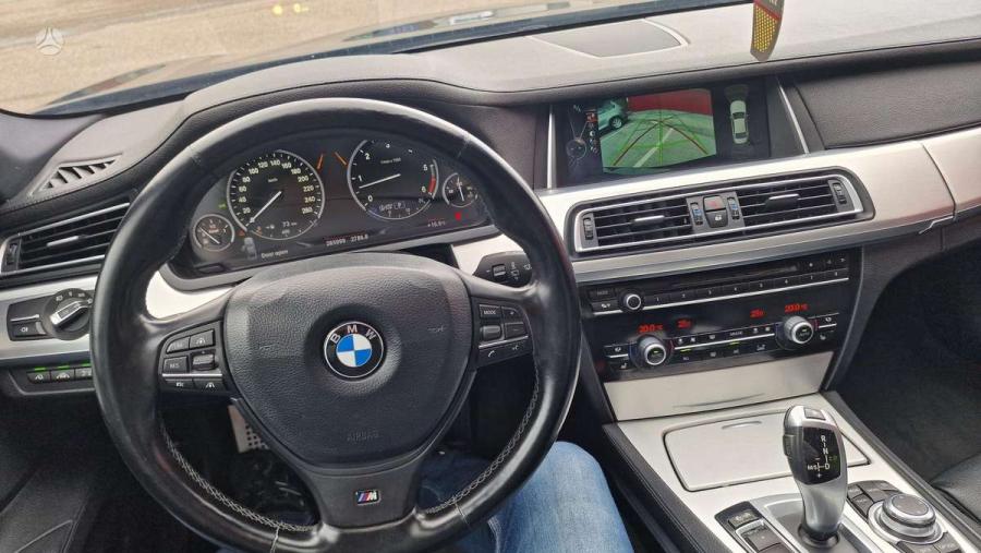 Black BMW 730 2013 in Kaunas, with an engine capacity of 2.99 L and mileage of 286 thousand km for 13450 €, photo 12 on AUTOMOTO.COM.LV