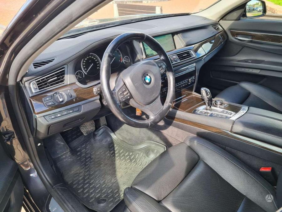 Black BMW 730 2013 in Klaipeda, with an engine capacity of 2.99 L and mileage of 266 thousand km for 13500 €, photo 11 on AUTOMOTO.COM.LV