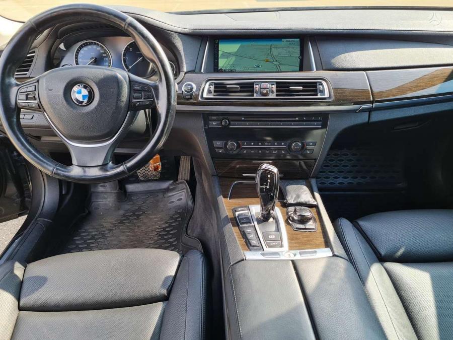 Black BMW 730 2013 in Klaipeda, with an engine capacity of 2.99 L and mileage of 266 thousand km for 13500 €, photo 12 on AUTOMOTO.COM.LV