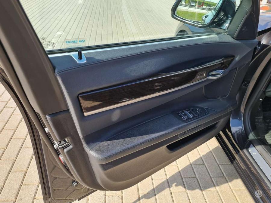 Black BMW 730 2013 in Klaipeda, with an engine capacity of 2.99 L and mileage of 266 thousand km for 13500 €, photo 14 on AUTOMOTO.COM.LV