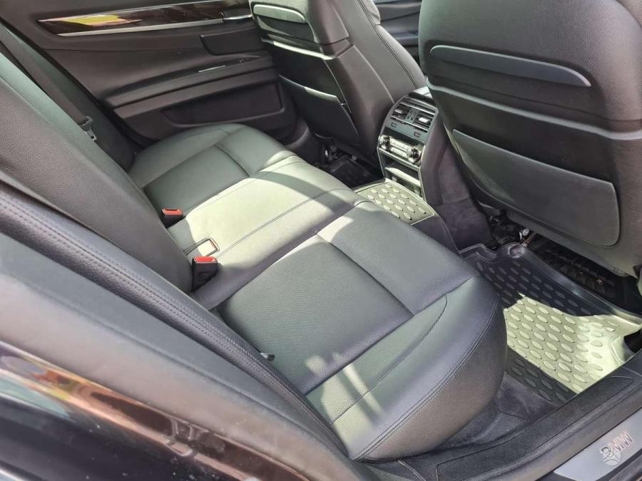 Black BMW 730 2013 in Klaipeda, with an engine capacity of 2.99 L and mileage of 266 thousand km for 13500 €, photo 18 on AUTOMOTO.COM.LV
