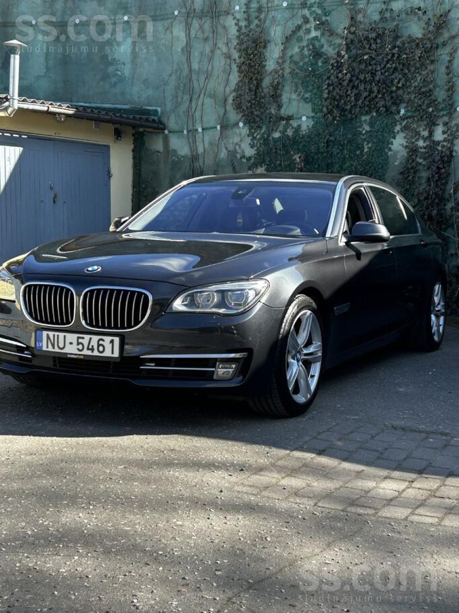 Black BMW 730 2014 in Riga, with an engine capacity of 3.00 L and mileage of 317 thousand km for 13200 €, photo 4 on AUTOMOTO.COM.LV