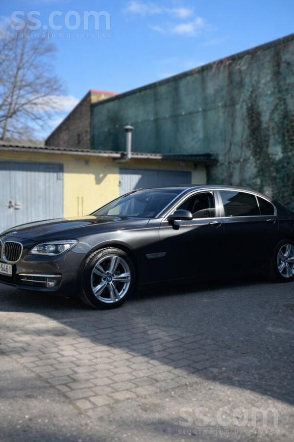 Black BMW 730 2014 in Riga, with an engine capacity of 3.00 L and mileage of 317 thousand km for 13200 €, photo 4 on AUTOMOTO.COM.LV