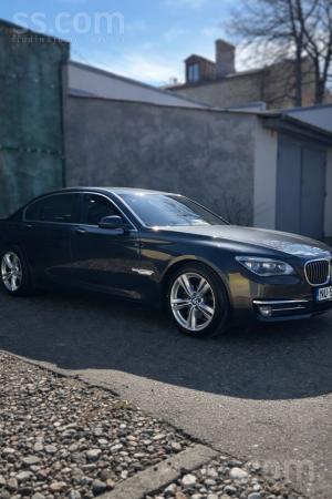 Black BMW 730 2014 in Riga, with an engine capacity of 3.00 L and mileage of 317 thousand km for 13200 €, photo 6 on AUTOMOTO.COM.LV