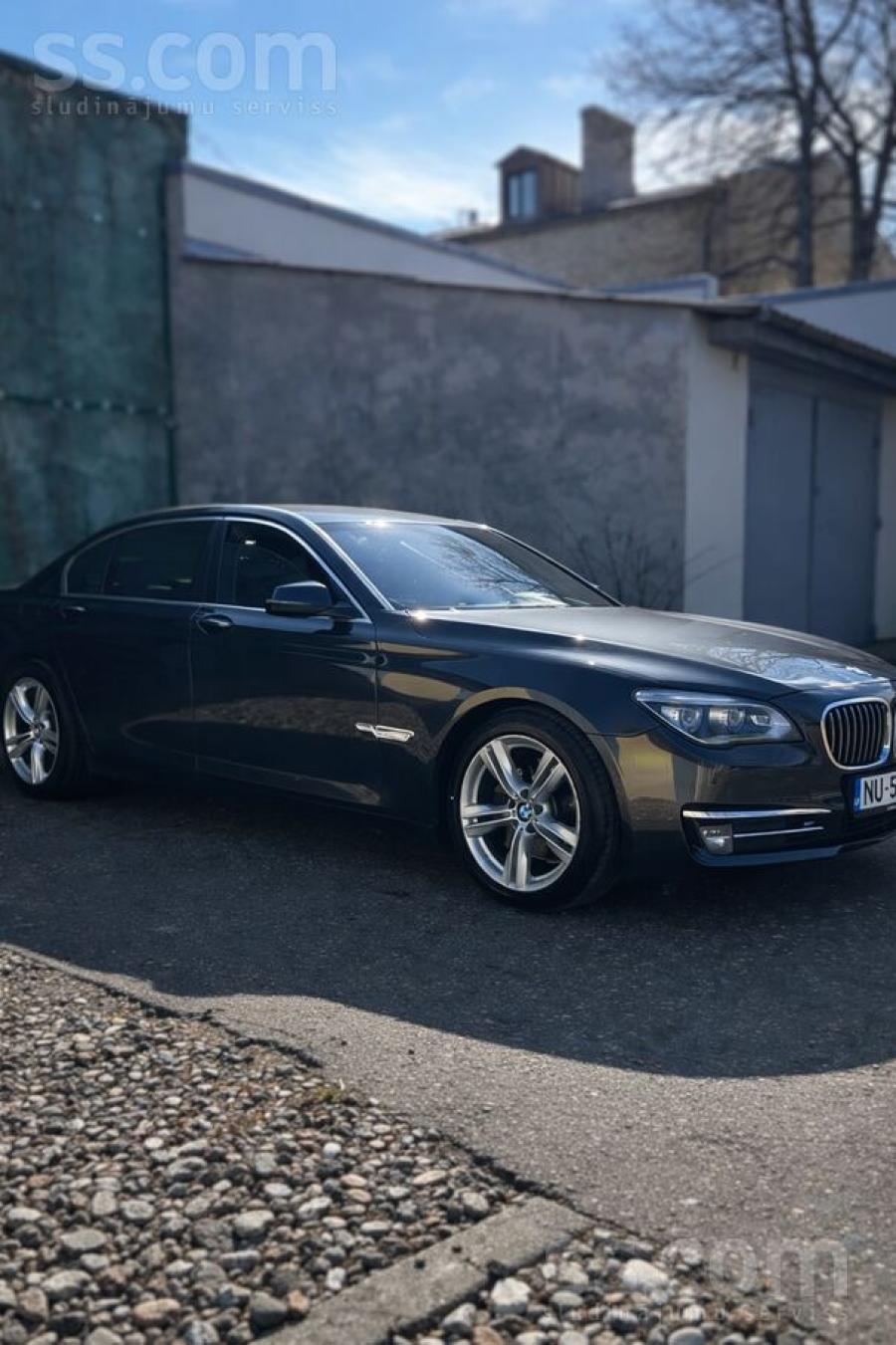Black BMW 730 2014 in Riga, with an engine capacity of 3.00 L and mileage of 317 thousand km for 13200 €, photo 6 on AUTOMOTO.COM.LV
