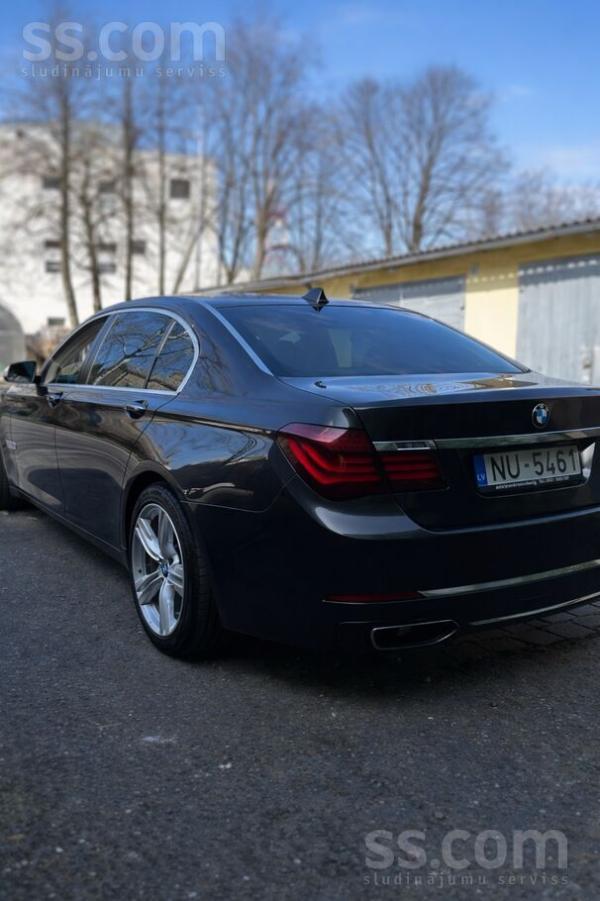 Black BMW 730 2014 in Riga, with an engine capacity of 3.00 L and mileage of 317 thousand km for 13200 €, photo 6 on AUTOMOTO.COM.LV