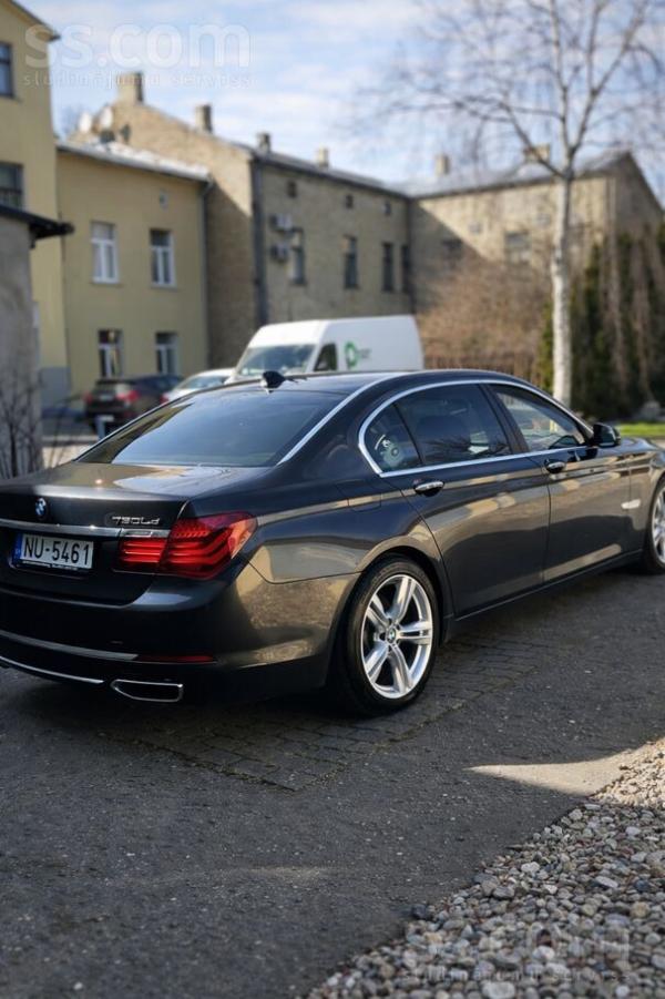 Black BMW 730 2014 in Riga, with an engine capacity of 3.00 L and mileage of 317 thousand km for 13200 €, photo 7 on AUTOMOTO.COM.LV
