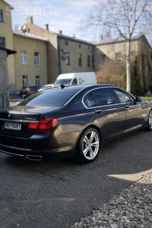 Black BMW 730 2014 in Riga, with an engine capacity of 3.00 L and mileage of 317 thousand km for 13200 €, photo 8 on AUTOMOTO.COM.LV