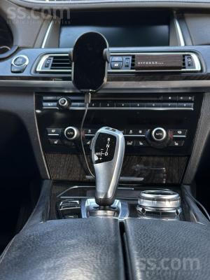 Black BMW 730 2014 in Riga, with an engine capacity of 3.00 L and mileage of 317 thousand km for 13200 €, photo 11 on AUTOMOTO.COM.LV