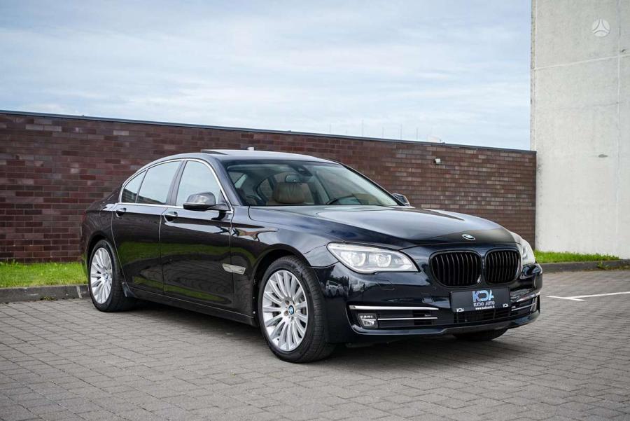 Black BMW 730 2014 in Marijampole, with an engine capacity of 2.99 L and mileage of 294 thousand km for 14950 €, photo 1 on AUTOMOTO.COM.LV
