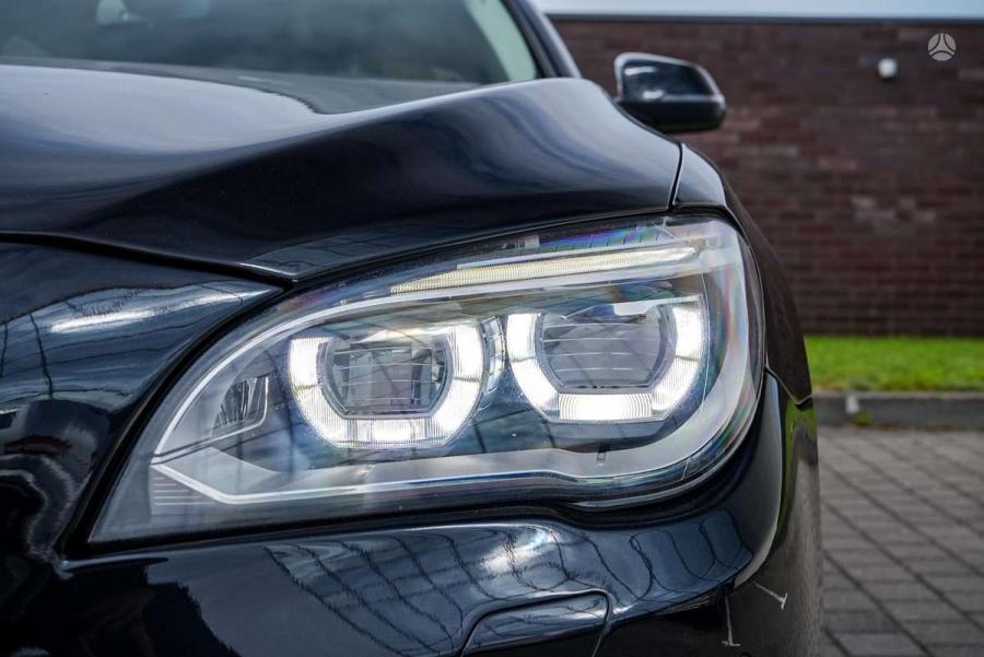 Black BMW 730 2014 in Marijampole, with an engine capacity of 2.99 L and mileage of 294 thousand km for 14950 €, photo 7 on AUTOMOTO.COM.LV