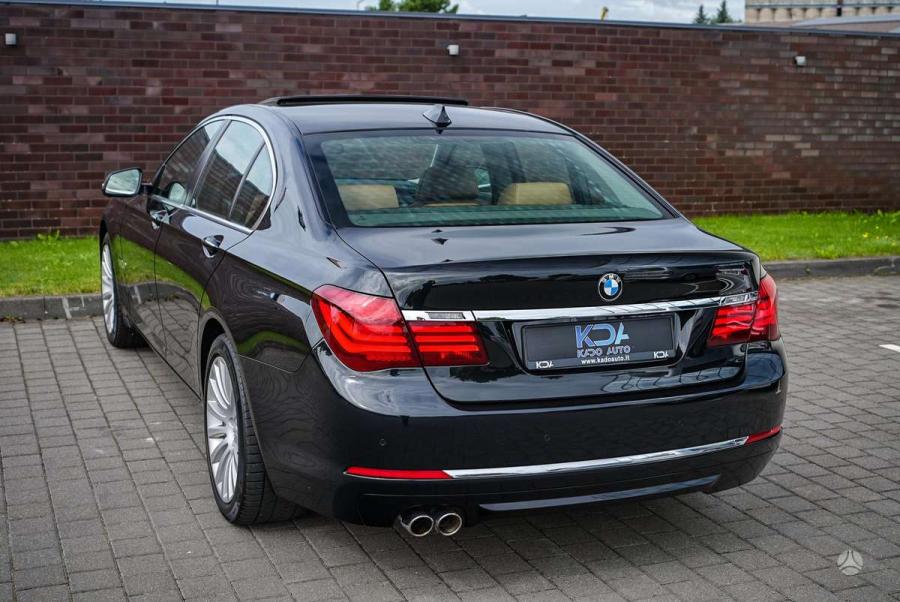 Black BMW 730 2014 in Marijampole, with an engine capacity of 2.99 L and mileage of 294 thousand km for 14950 €, photo 11 on AUTOMOTO.COM.LV