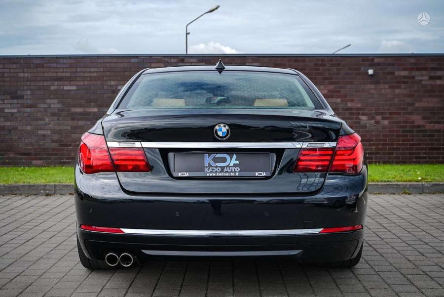 Black BMW 730 2014 in Marijampole, with an engine capacity of 2.99 L and mileage of 294 thousand km for 14950 €, photo 12 on AUTOMOTO.COM.LV
