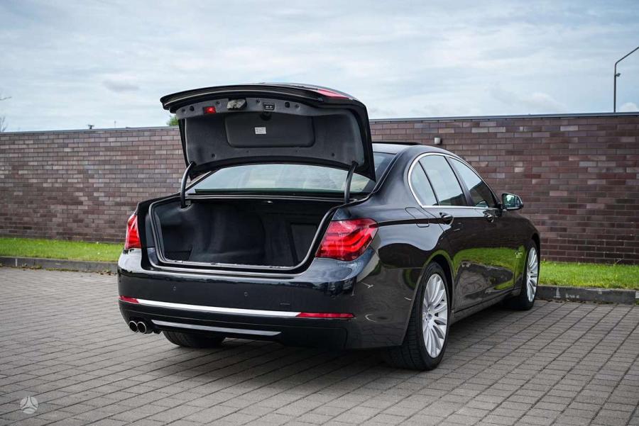Black BMW 730 2014 in Marijampole, with an engine capacity of 2.99 L and mileage of 294 thousand km for 14950 €, photo 15 on AUTOMOTO.COM.LV