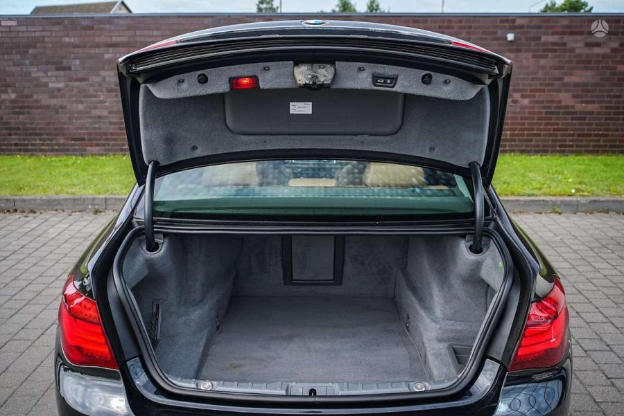 Black BMW 730 2014 in Marijampole, with an engine capacity of 2.99 L and mileage of 294 thousand km for 14950 €, photo 16 on AUTOMOTO.COM.LV